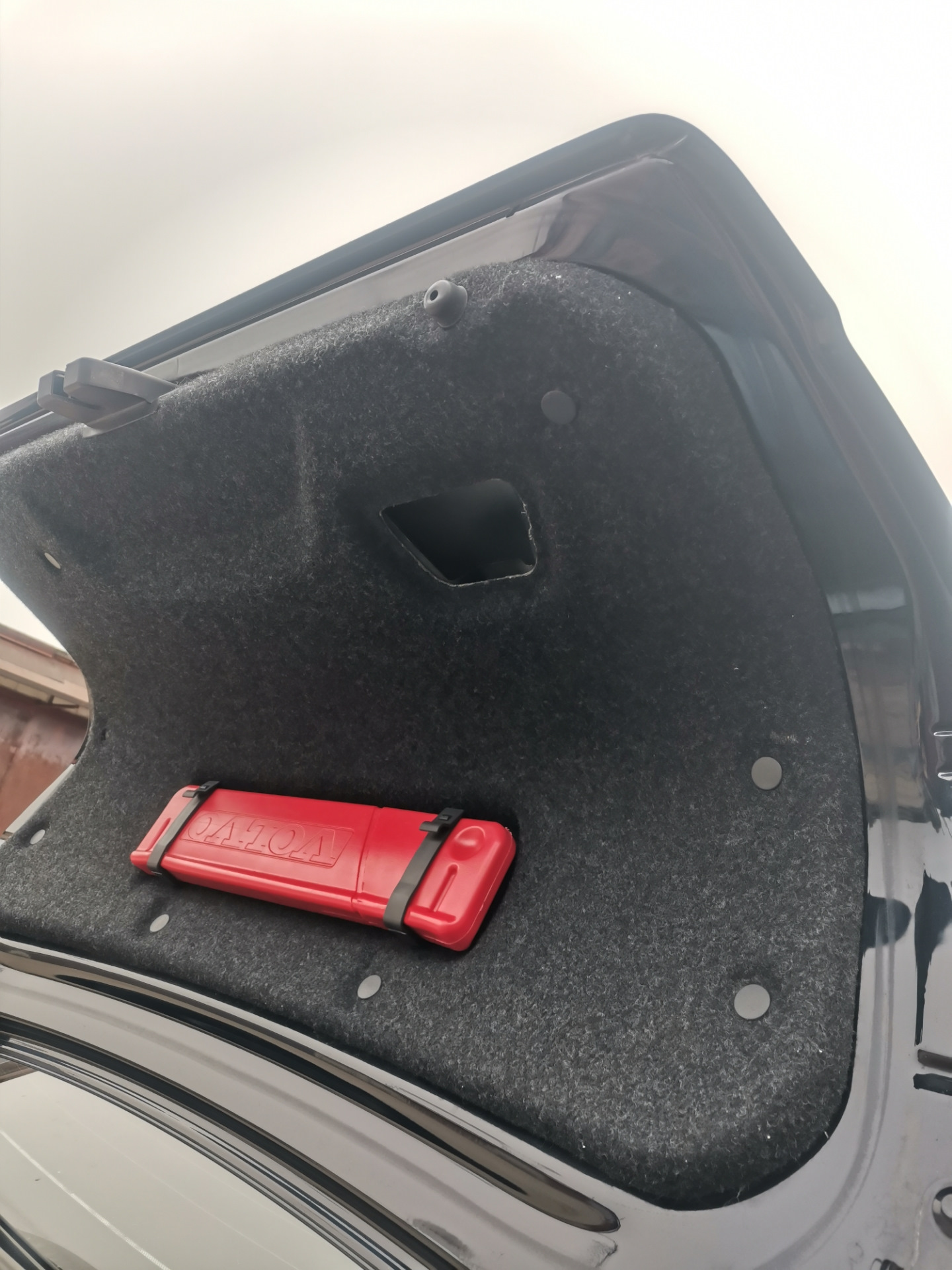 Ручка багажника — Volvo S80 (2G), 2,5 л, 2011 года | запчасти | DRIVE2