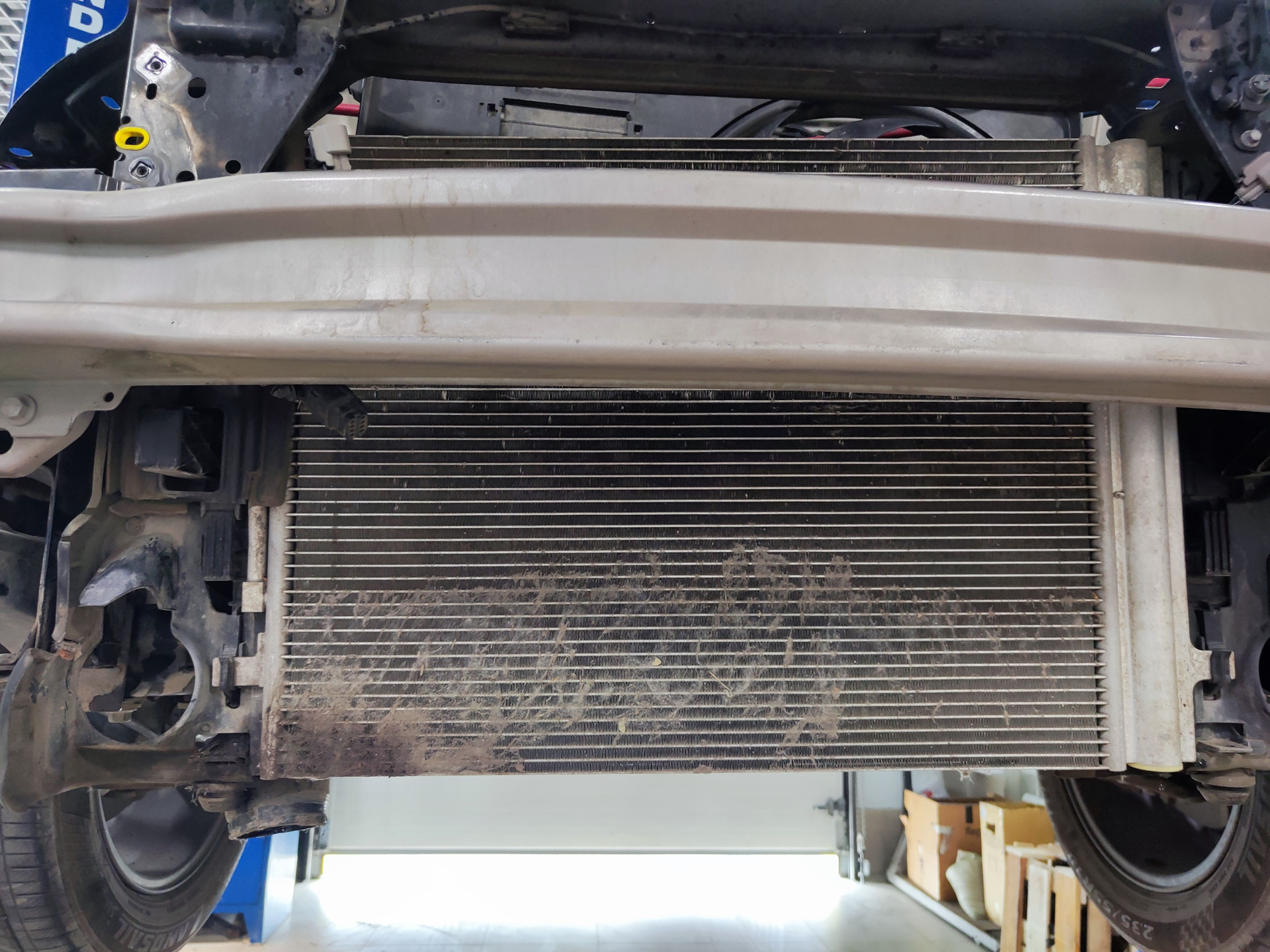 Замена радиатора охлаждения — Volvo XC70 III, 2,4 л, 2012 года | визит ...