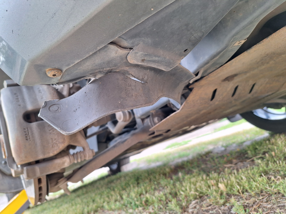 Замена спойлеров локеров и ремонт брызговиков — Skoda Octavia A7 Mk3, 1 ...