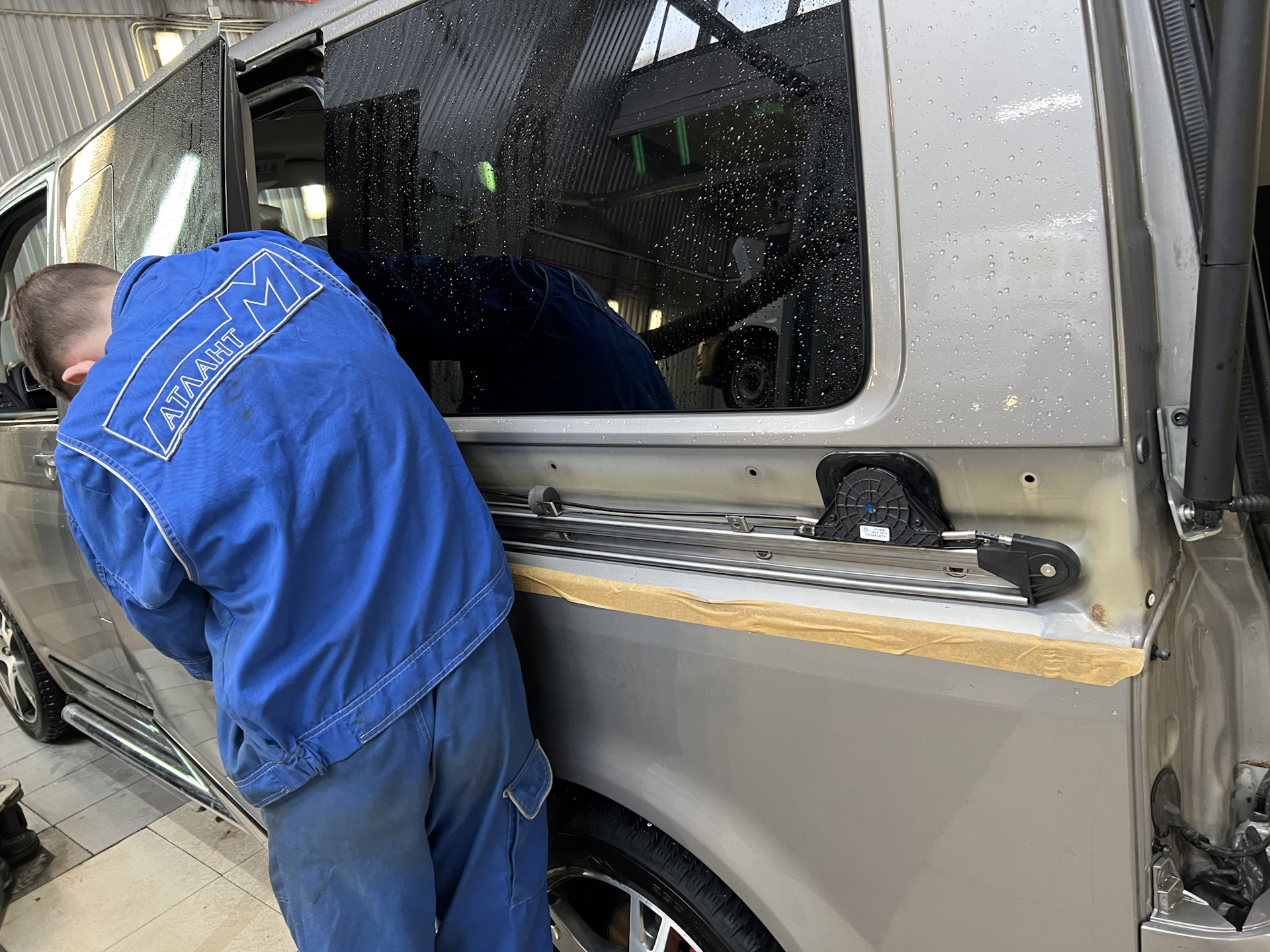 Направляющая сдвижной двери — Volkswagen Multivan (T5), 2 л, 2010 года ...