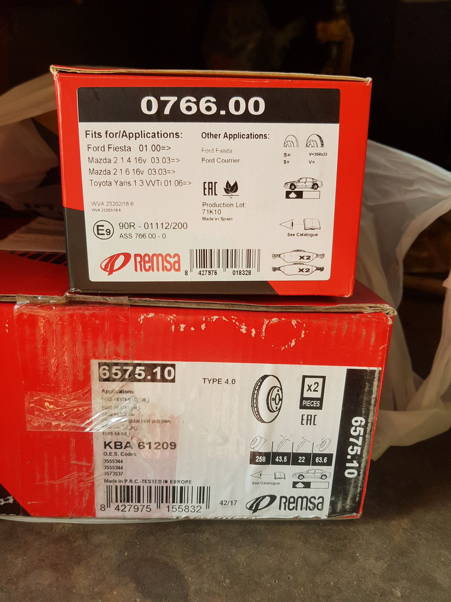 Замена передних тормозных дисков и колодок — Ford Fiesta (Mk V), 1,6 л, 2007 года | своими ...