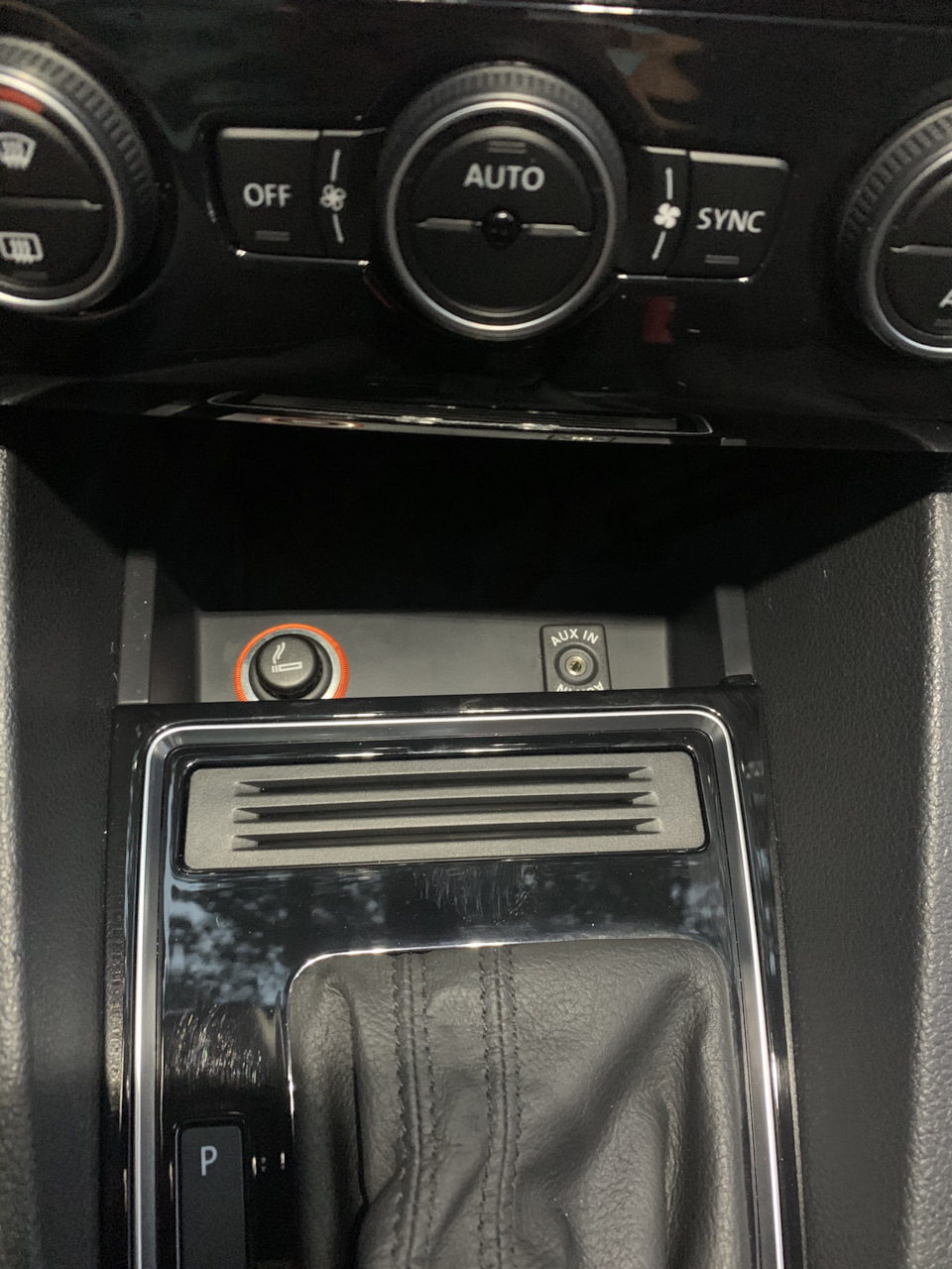 Прикуриватель и аукс . — Volkswagen Jetta VI, 1,4 л, 2015 года ...