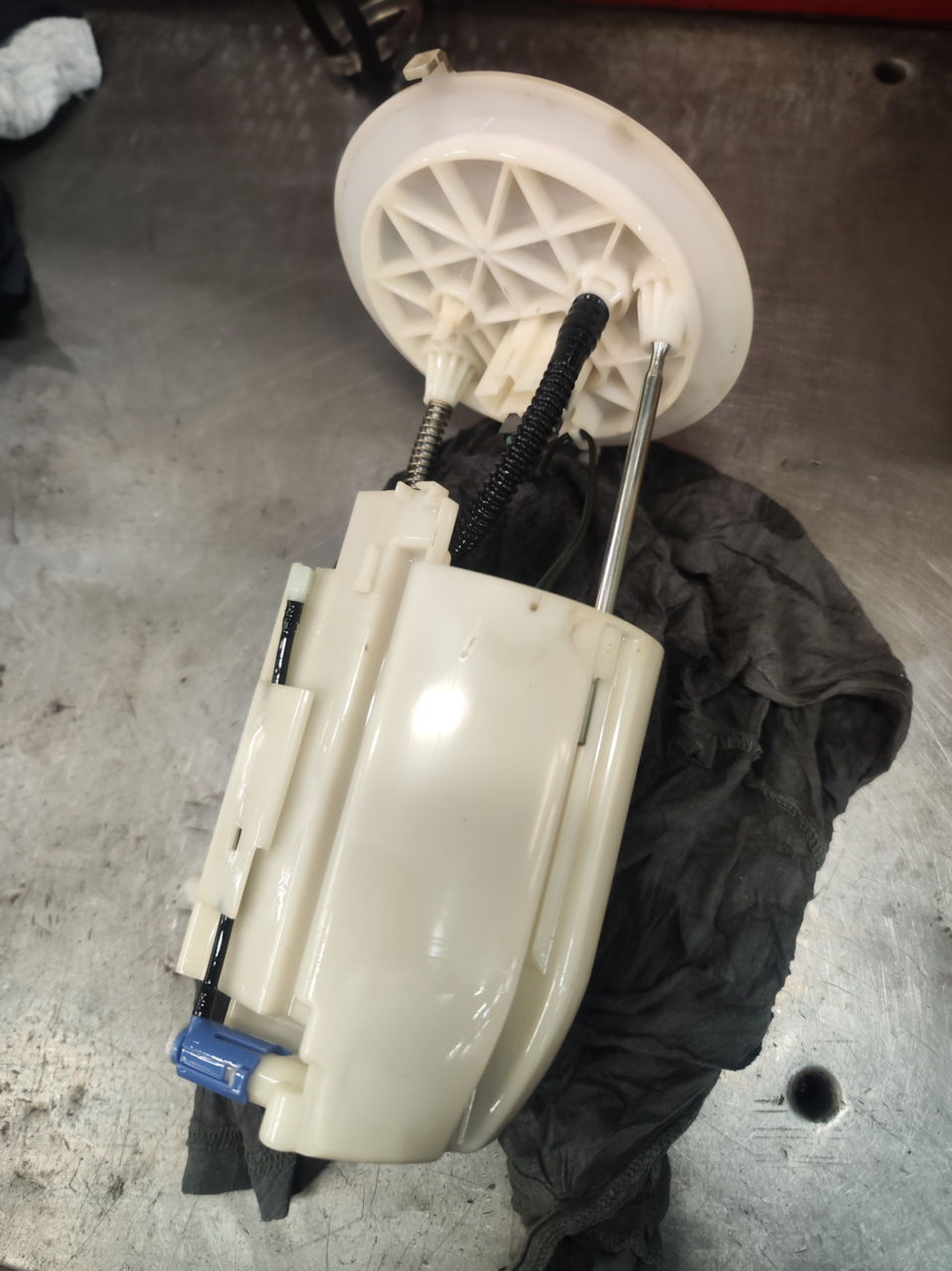 Замена топливного фильтра — Lexus GS (L10), 3,5 л, 2013 года | плановое ...