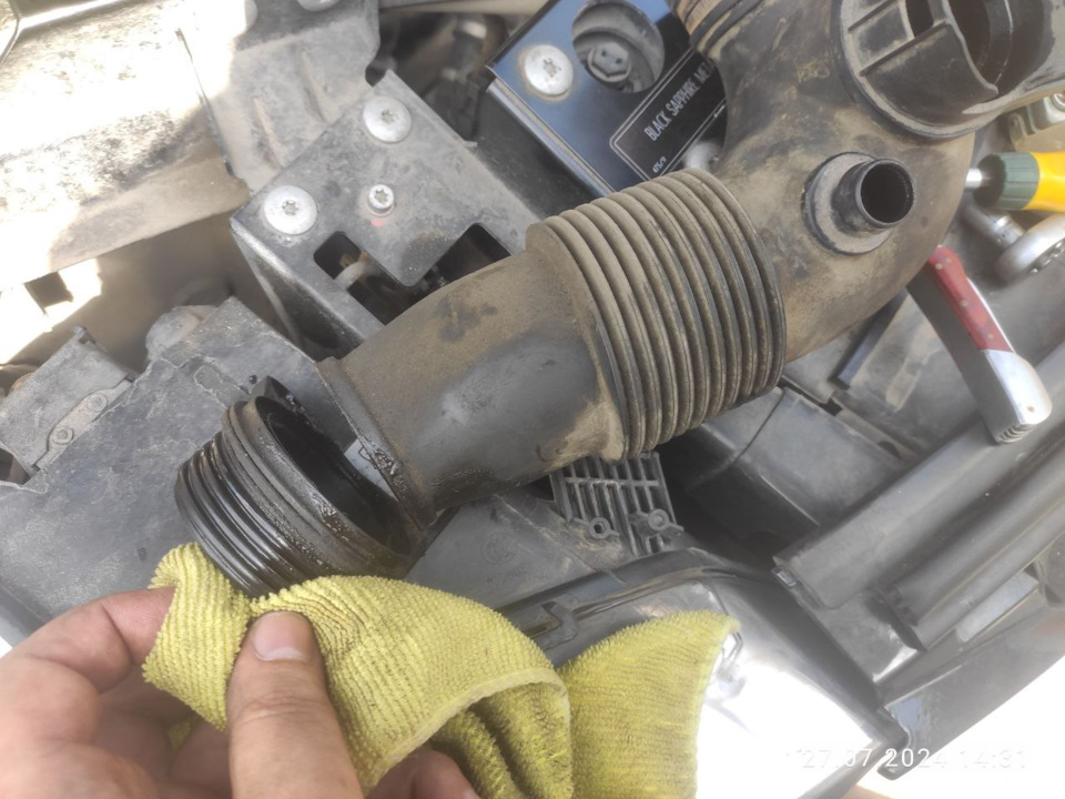 Замена воздушного патрубка — BMW X3 (F25), 2 л, 2012 года | своими ...