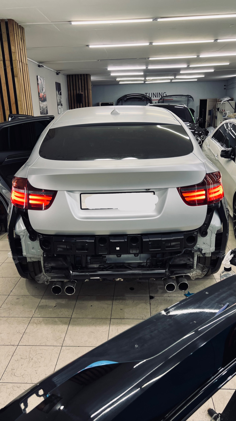 Рест фонари/юбилейные значки/ замена ремней — BMW X6 M, 4,4 л, 2011 ...