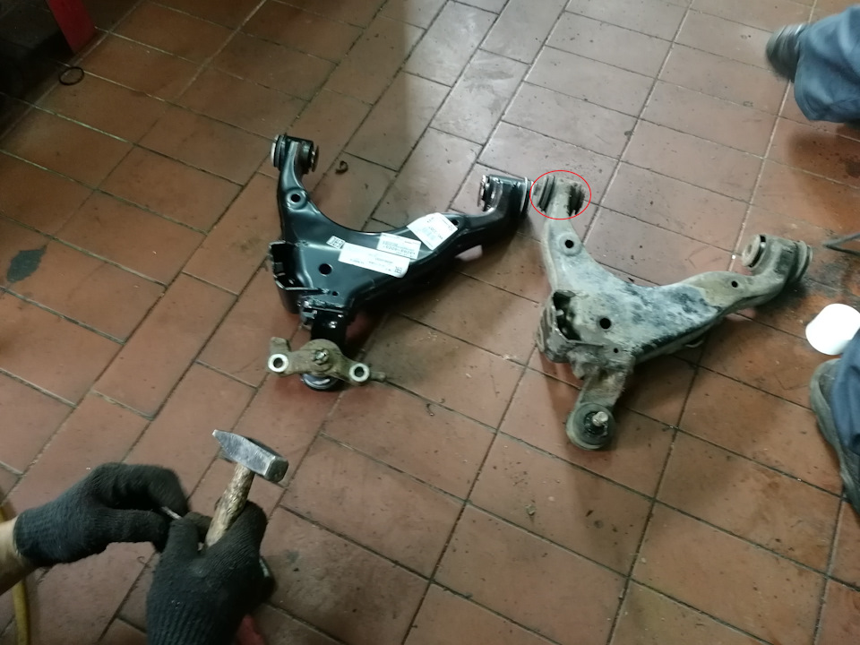 Замена передних нижних рычагов и кресовины рулевого вала — Toyota Land ...