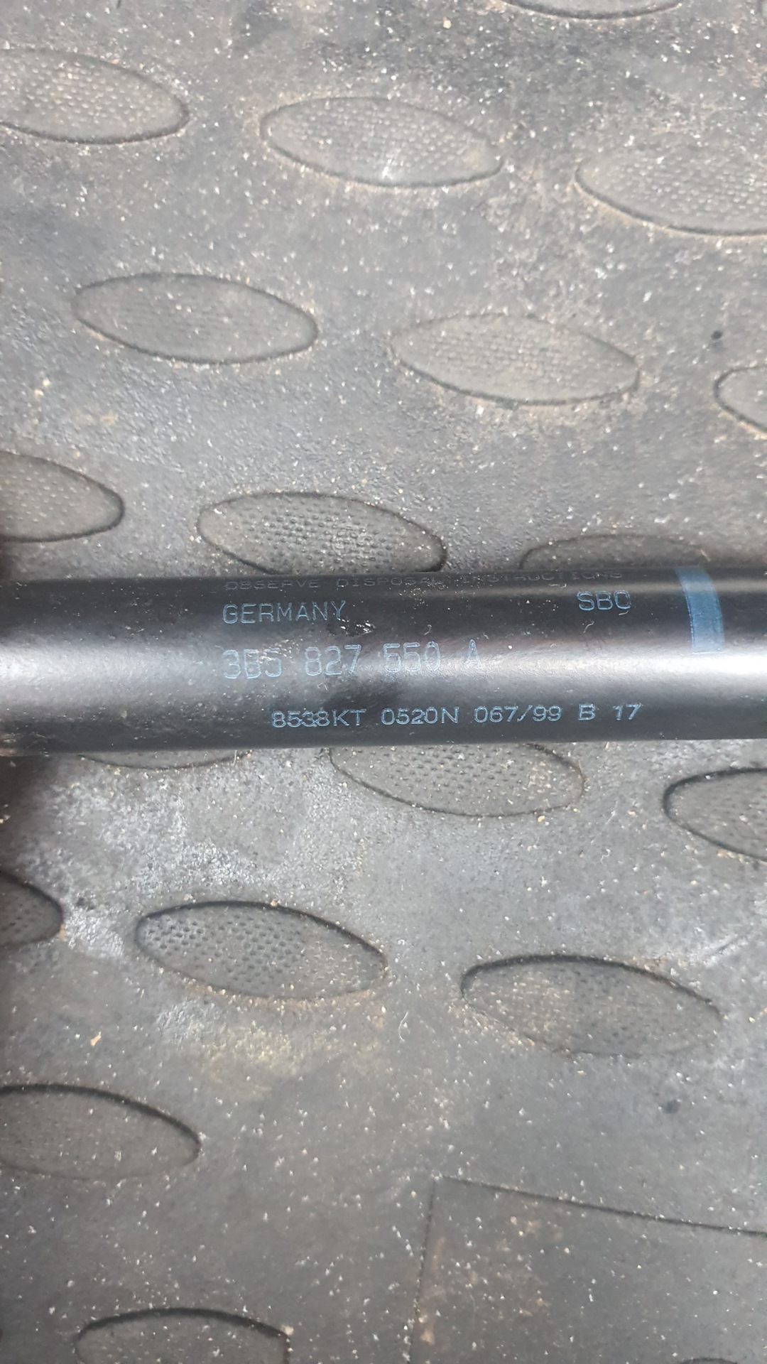 Замена амортизаторов крышки багажника — Volkswagen Passat B5, 1,8 л ...