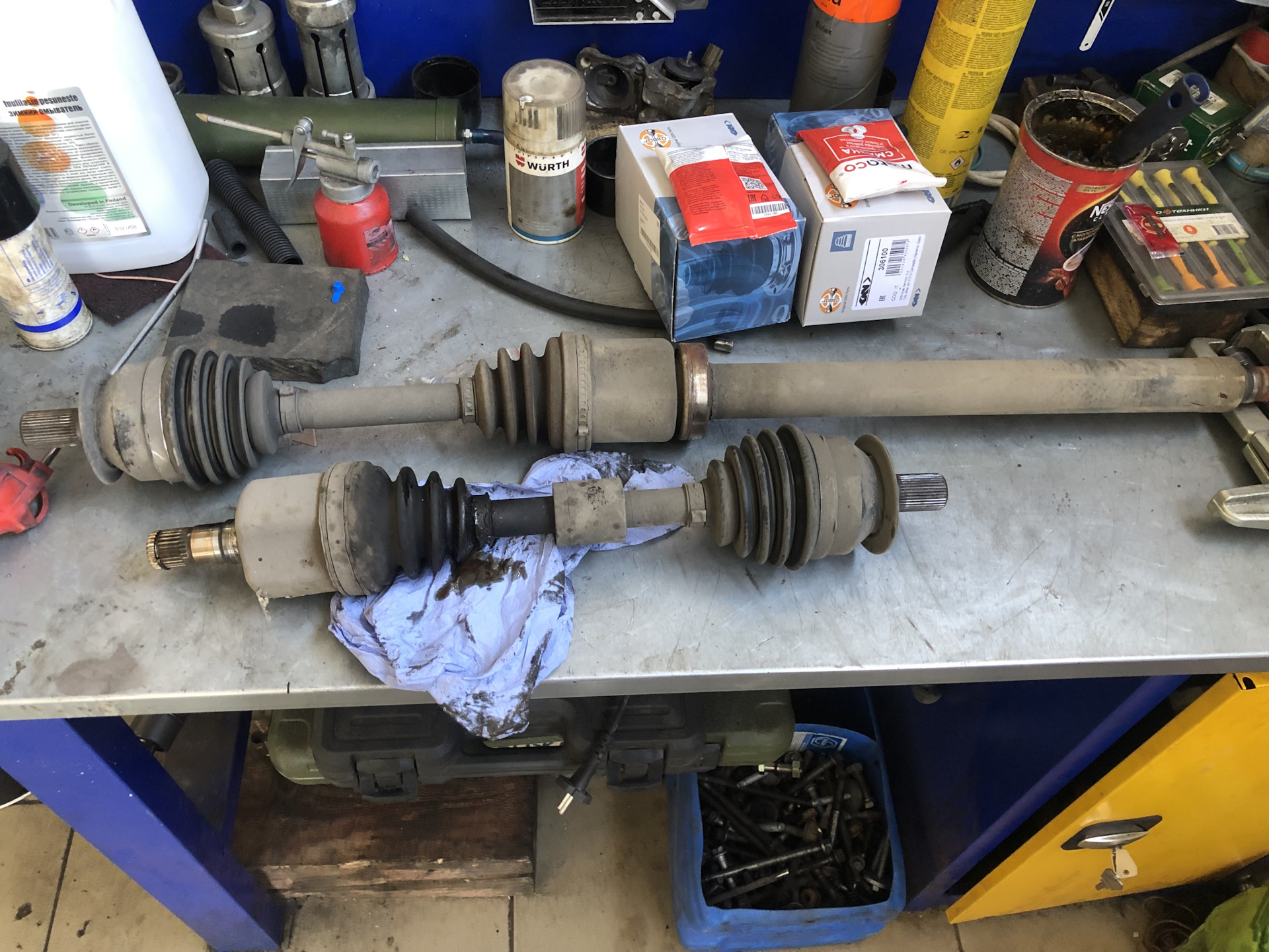 Замена внутренних пыльников ШРУСа и подшипника правого привода — Volvo ...