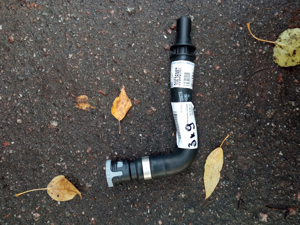 Замена нижних патрубков системы отопителя. — Ford Focus ST II, 2,5 л ...