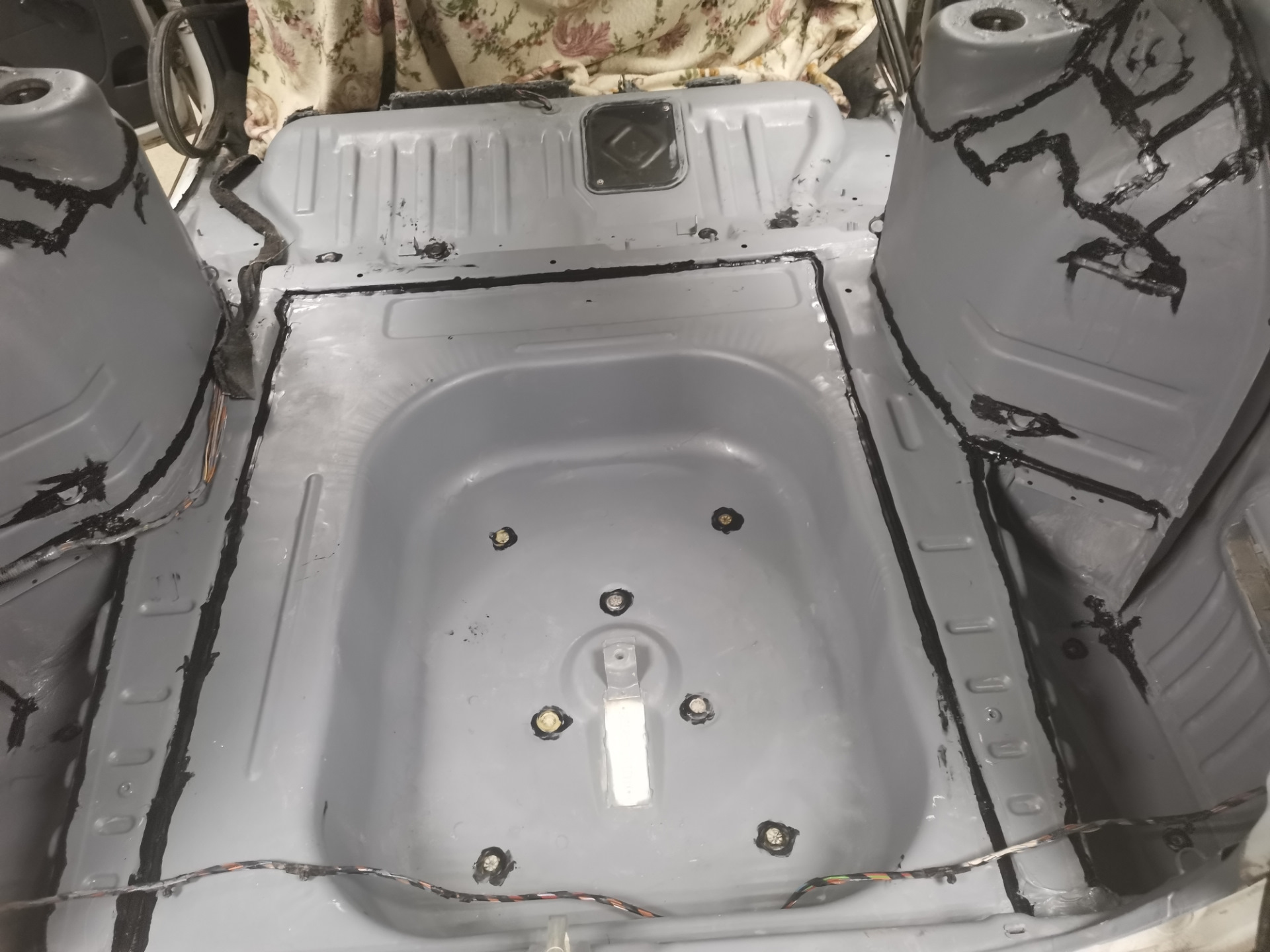 Заварили стаканы задних стоек и зашумили багажник! — Lada Приора ...