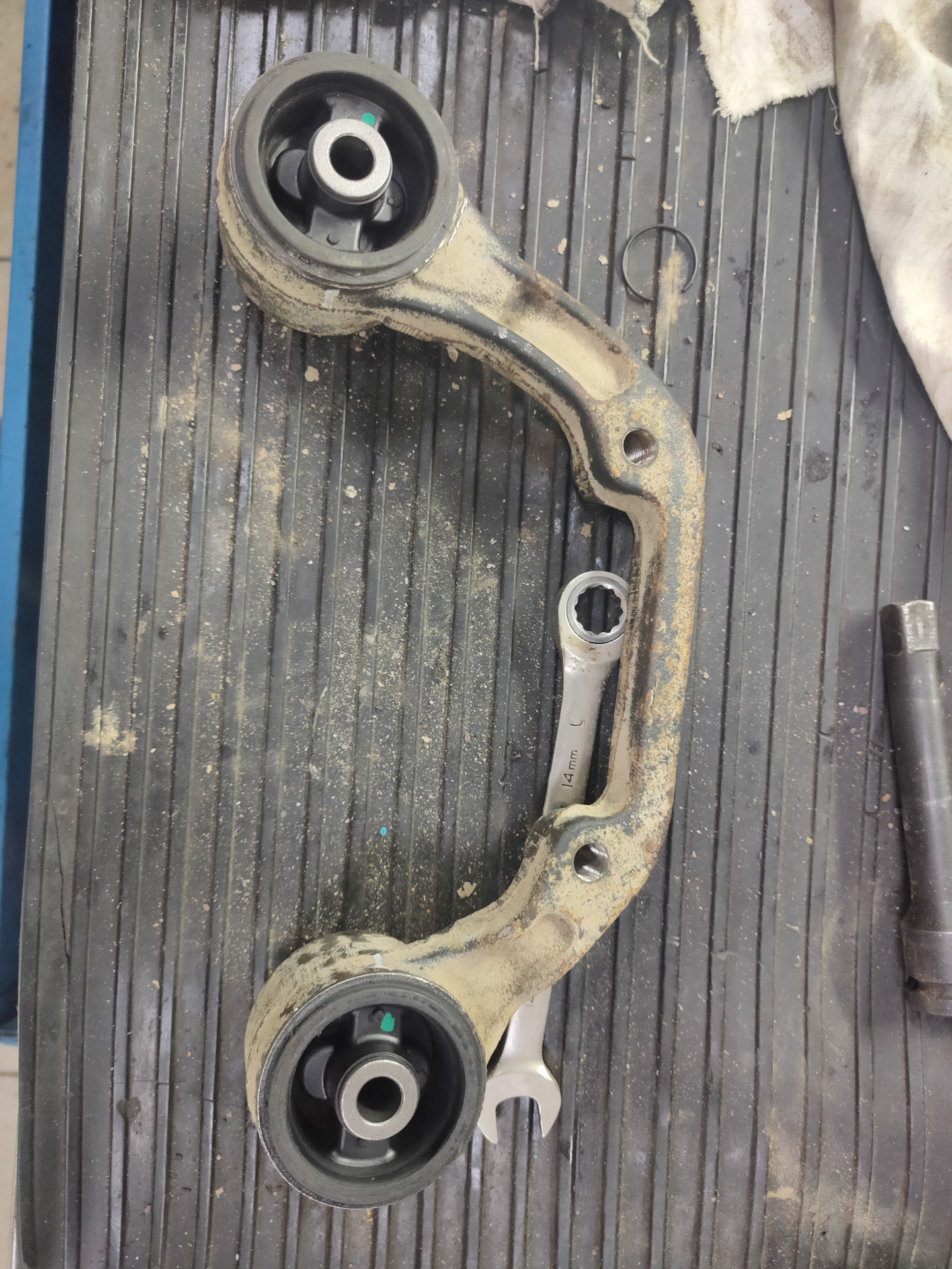 Сайлентблок задней подвески, кронштейна, крепление редуктора — Nissan X ...