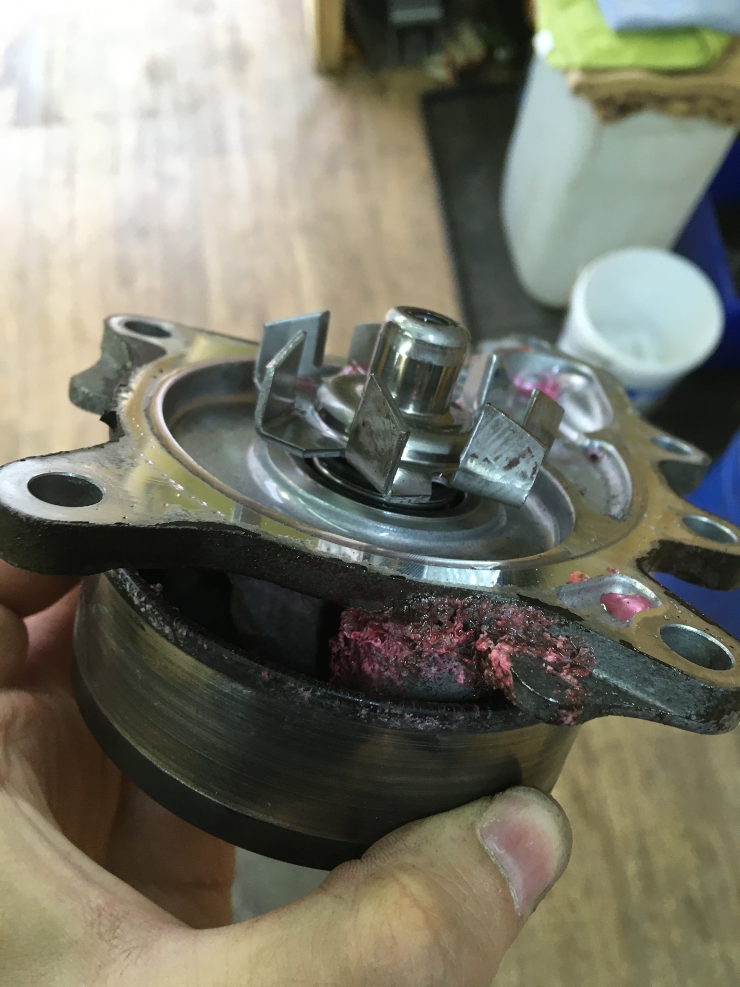 #8. Замена помпы и ролика натяжителя — Toyota RAV4 (IV), 2,5 л, 2013 ...