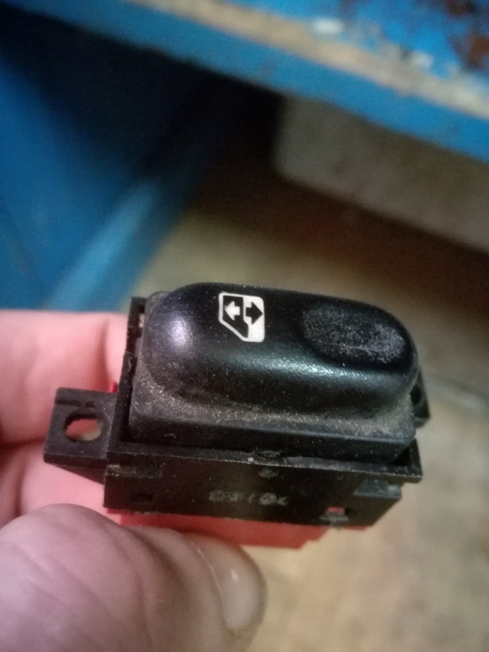 Кнопка стеклоподъёмника — Renault Laguna I, 1,8 л, 1996 года | своими ...