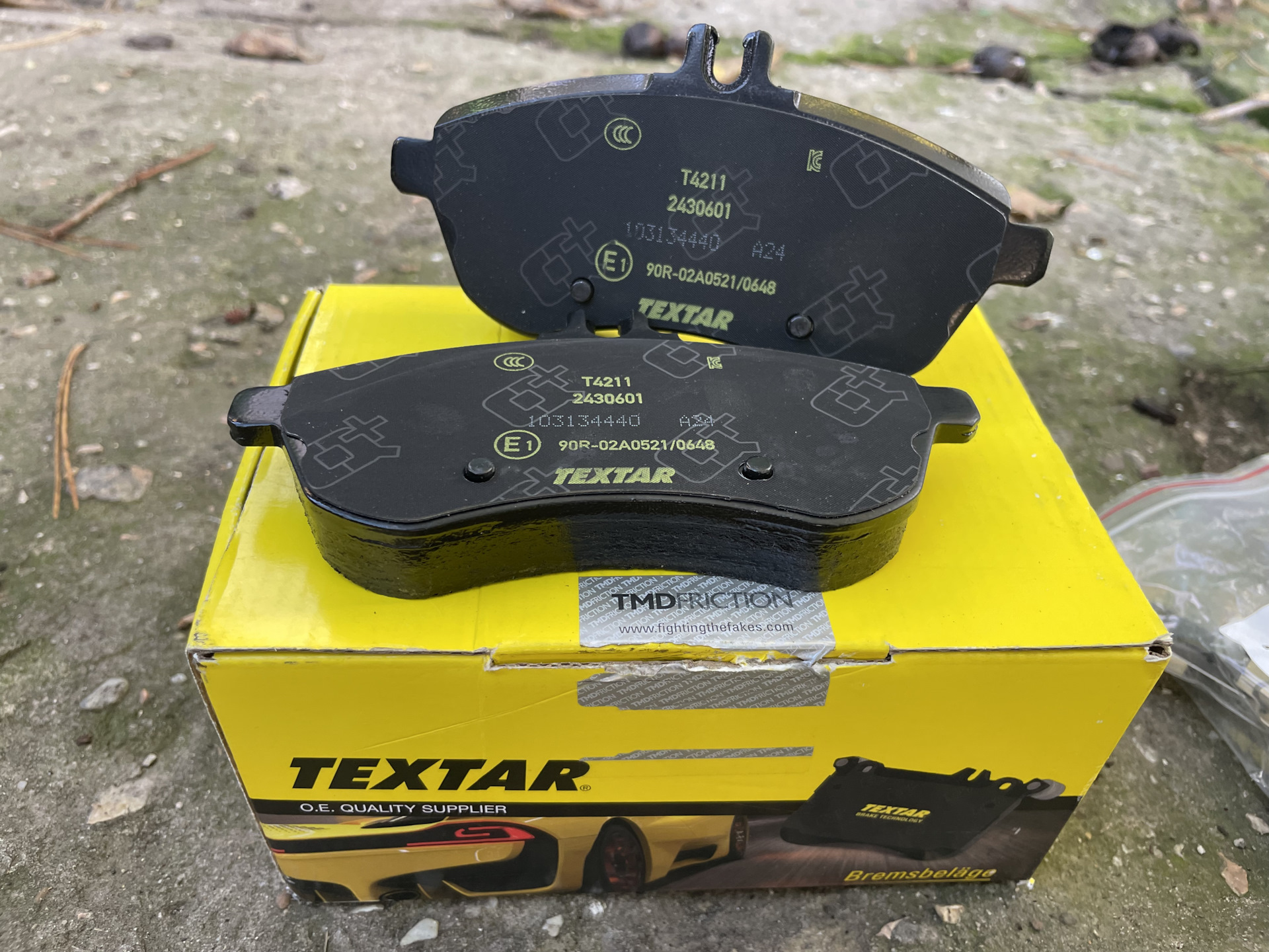 Замена передних тормозных колодок. — Mercedes-Benz C-Class (W204), 1,8 ...