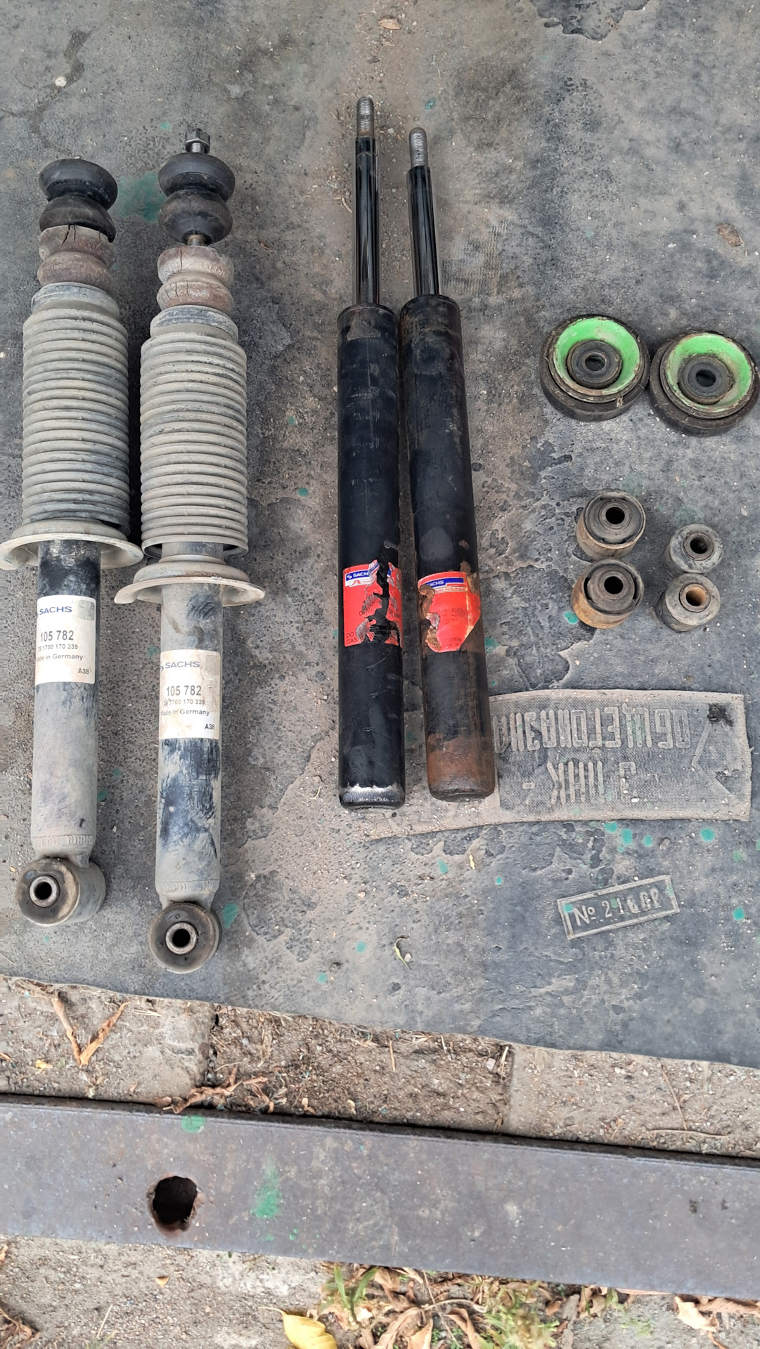 Амортизаторы в круг и сайлентблоки задней балки — Audi 80 (B2), 1,8 л ...