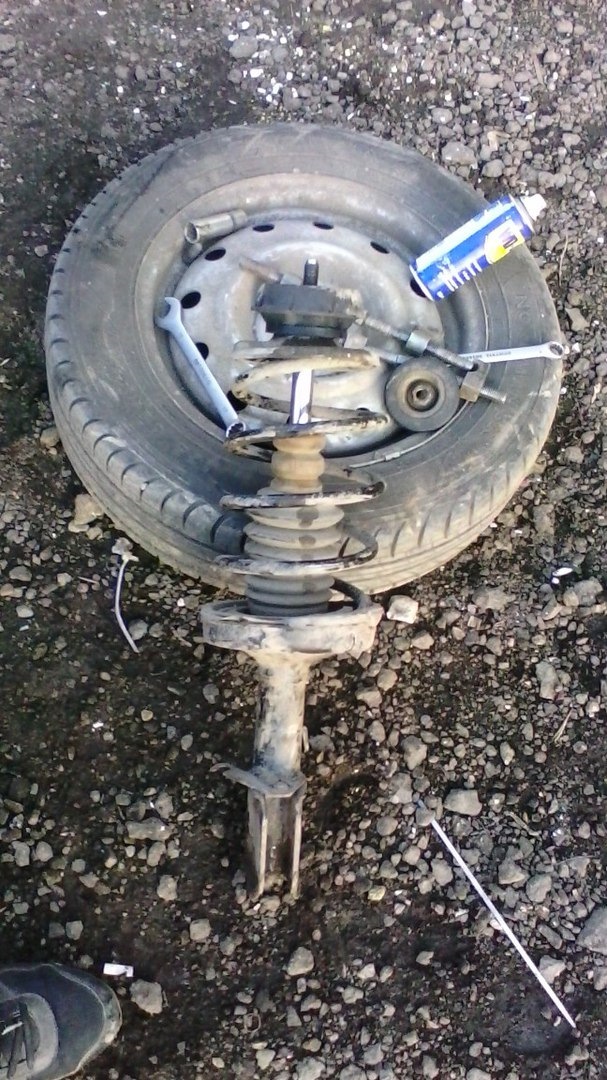 Опоры стойки амортизатора — Renault Clio Symbol, 1,4 л, 2001 года ...