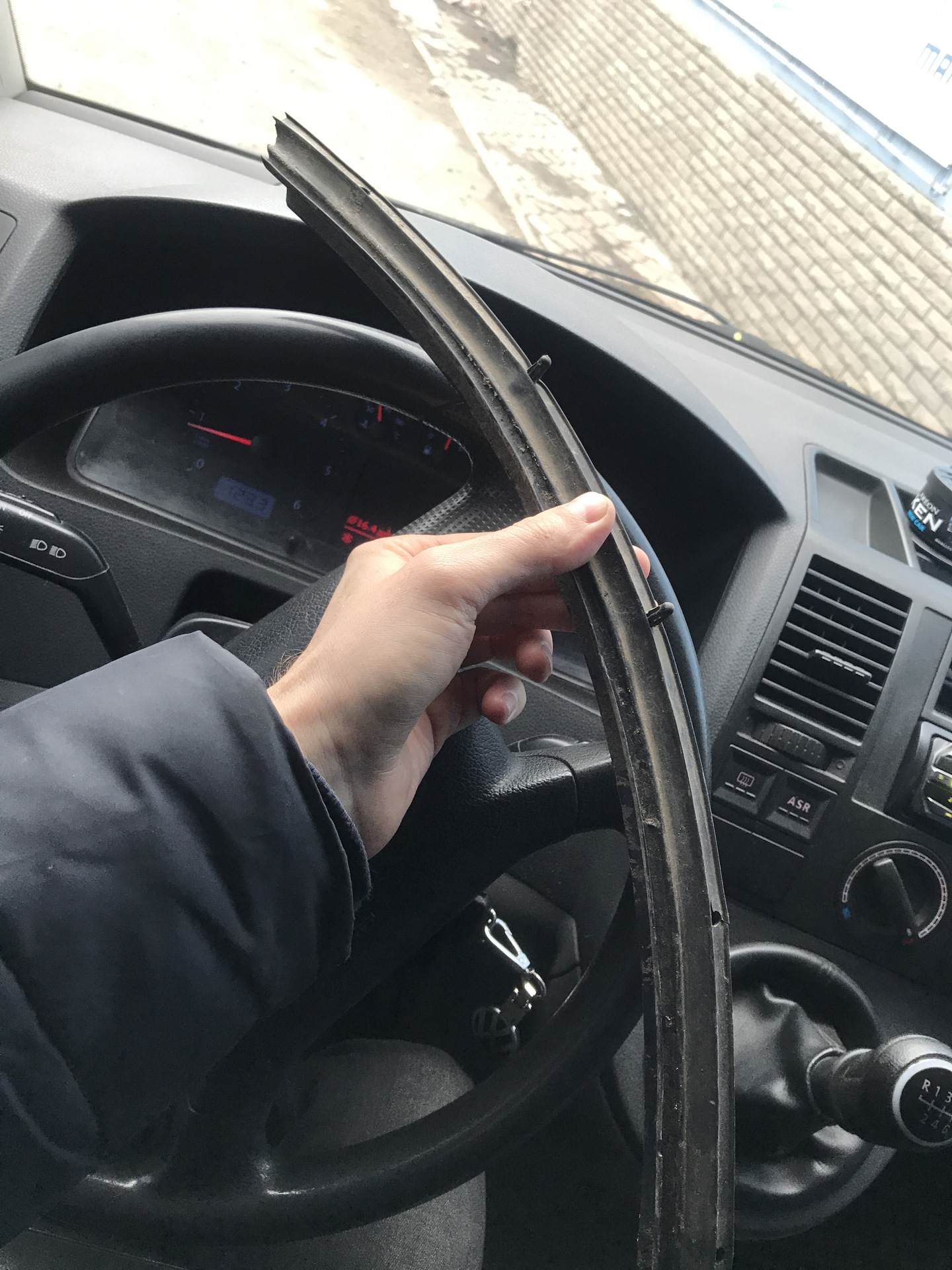 Замена резинки уплотнения двери — Volkswagen Transporter T5, 2,5 л ...