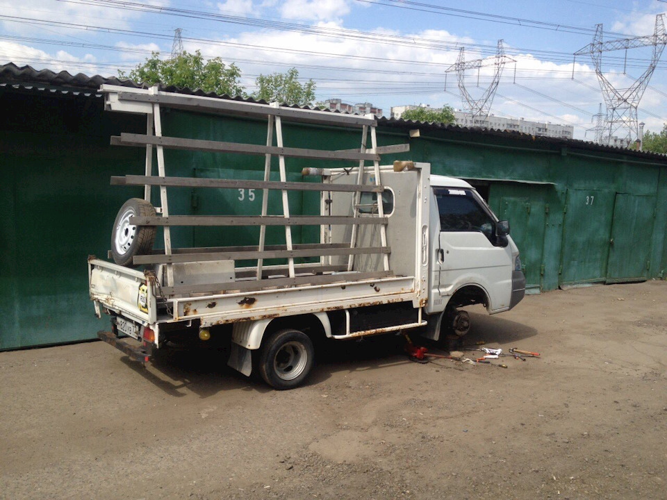 Пока поменял колодки и рулевые и покрасил борта. — Mazda Bongo VI, 2001 ...