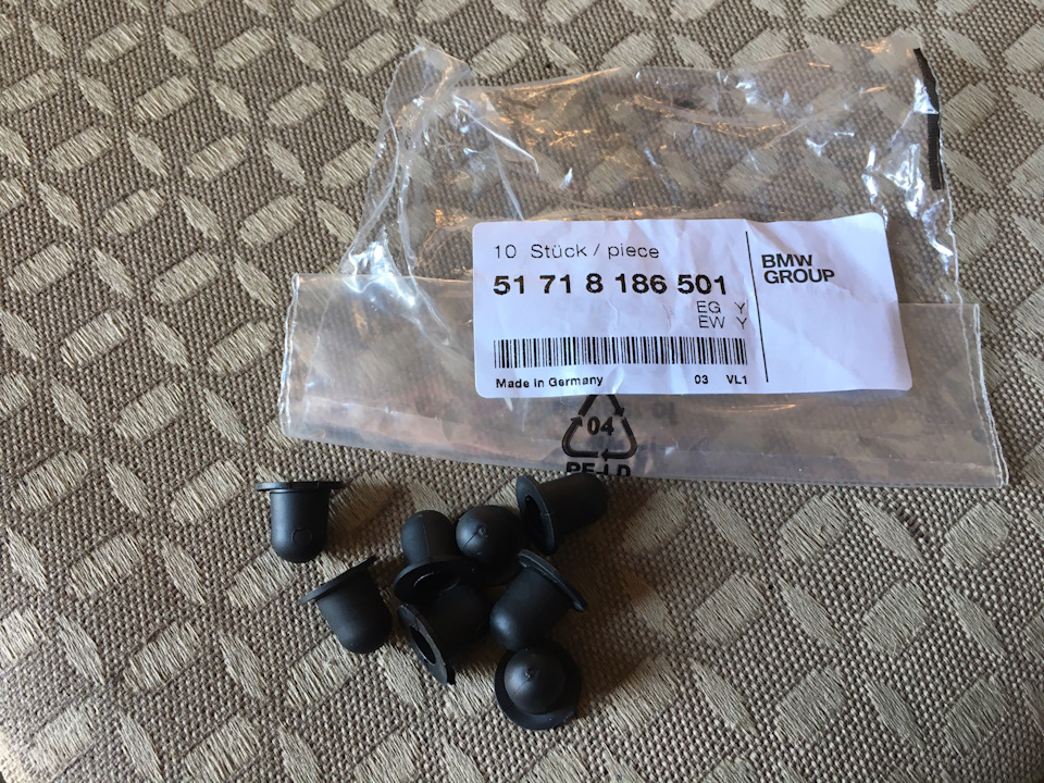 98.Замена резиновых втулок и клипс от планки обтекателя( под дворниками ...