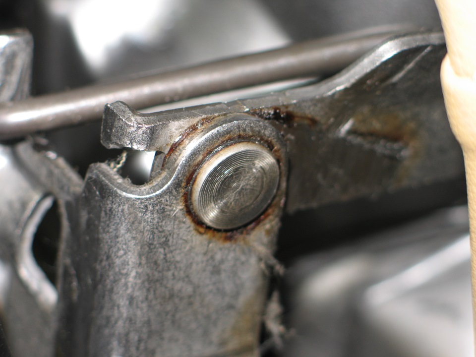 Замена масла в двигателе, проверка люфта водительского сиденья и ...