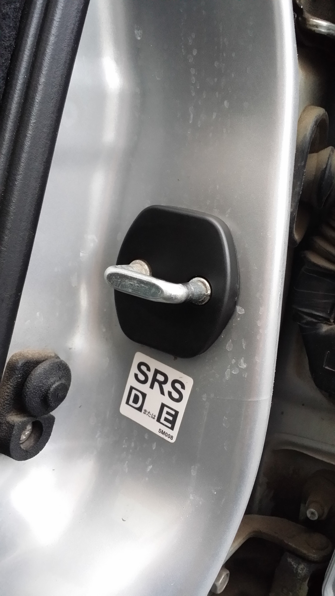 Пластиковые накладки на скобы дверных замков — Nissan Sunny (B15), 1,5 ...