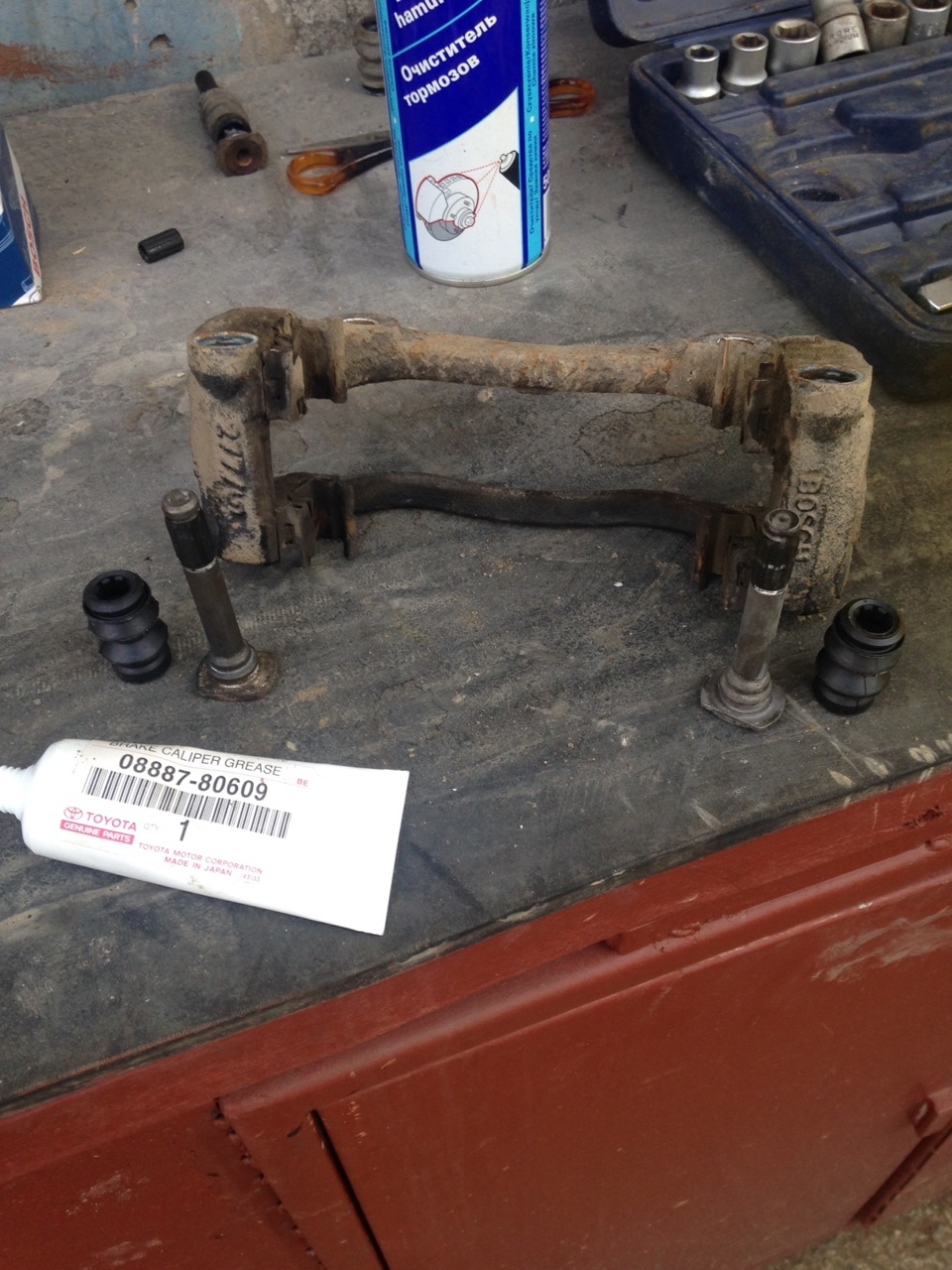 Брякание суппортов и ТО тормозов — Toyota Avensis II, 1,8 л, 2006 года ...