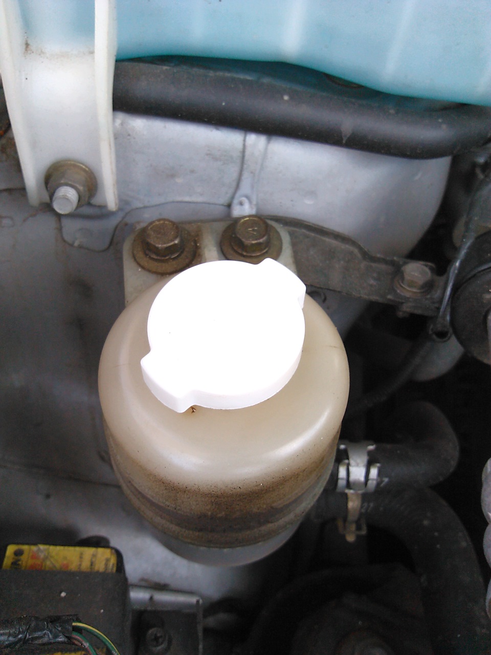 Замена крышки бачка ГУР — Mitsubishi Airtrek, 2,4 л, 2001 года | своими ...