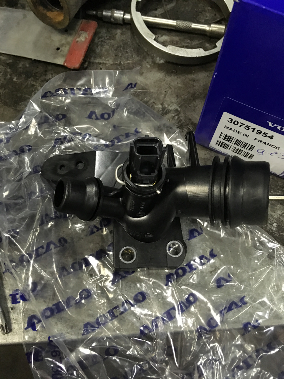 30751954 Корпус термостата Volvo | Запчасти на DRIVE2