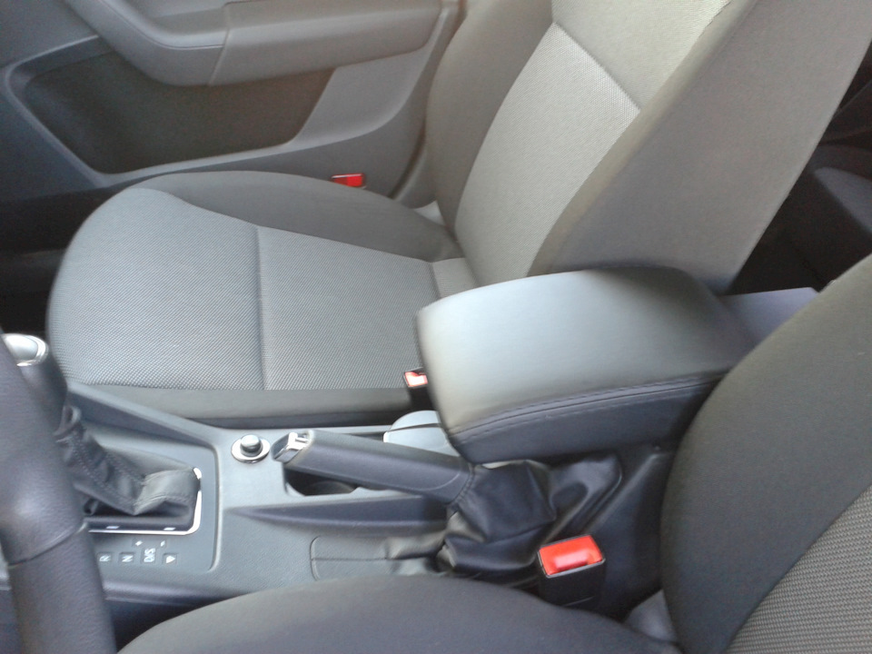 Штатный подлокотник. Установлено — Skoda Octavia A7 Mk3, 1,2 л, 2014 ...