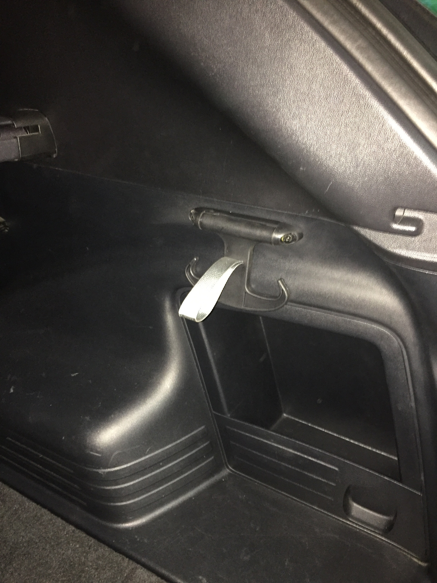 крючок в багажник для пакетов — Hyundai ix35, 2 л, 2013 года | тюнинг ...