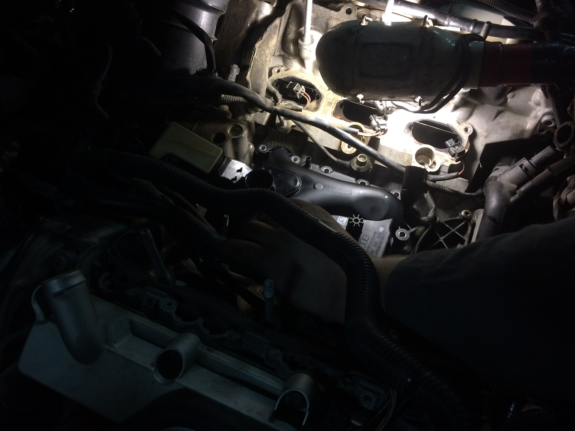 Замена маслоотделителя и прокладок клапанных крышек — Audi S4 (B8), 3 л ...