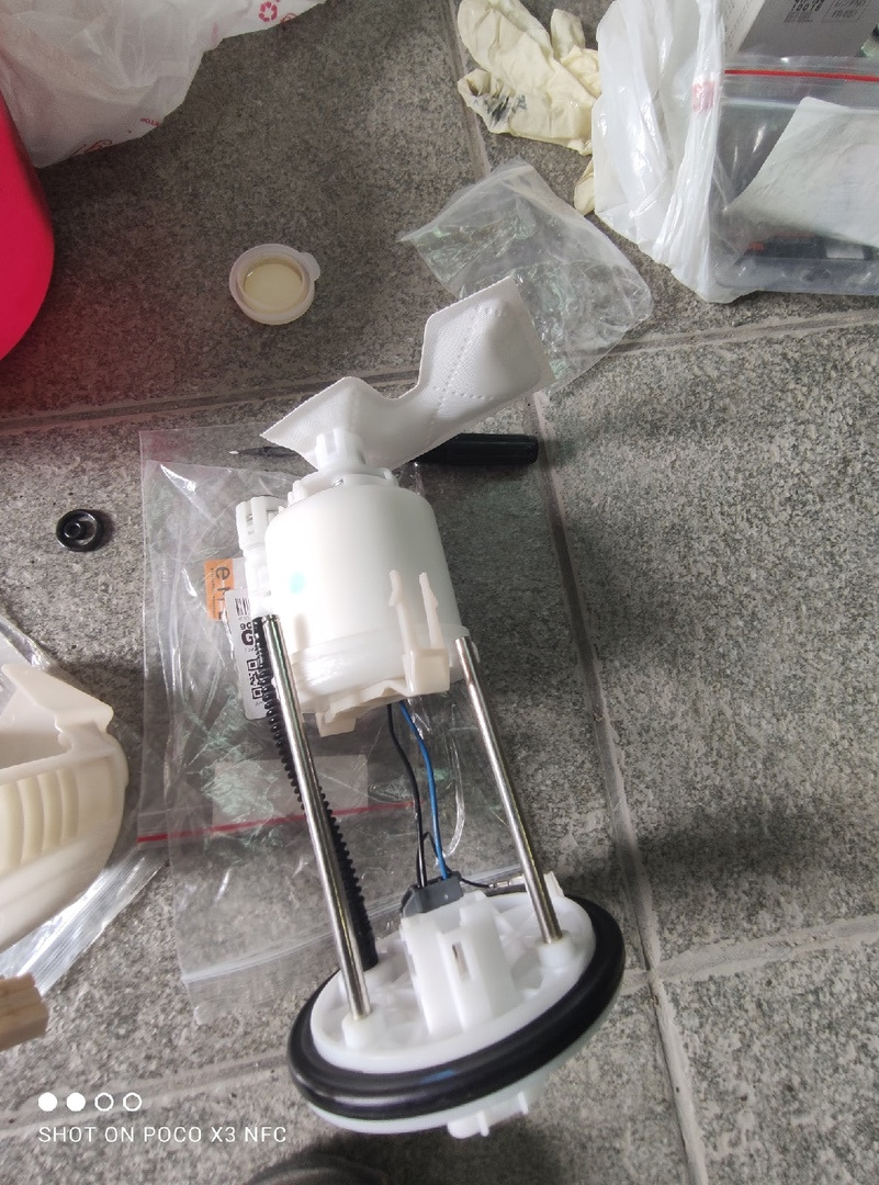 Замена топливного фильтра — Toyota Camry (XV40), 2,4 л, 2010 года ...