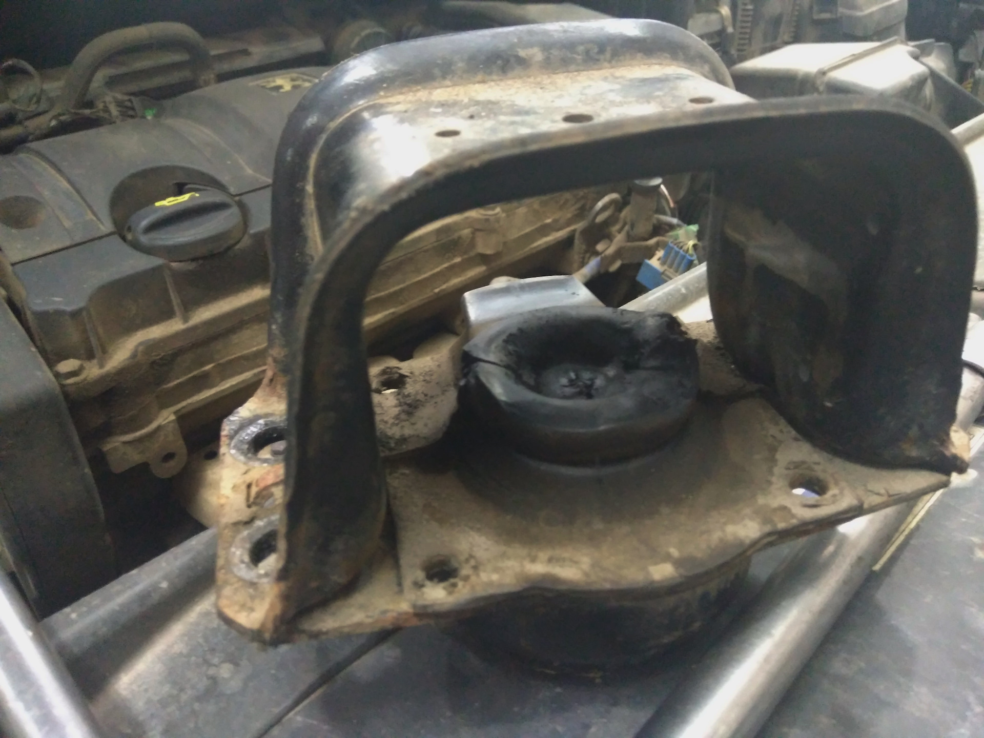 замена правой опоры двигателя — Peugeot 307 SW, 1,6 л, 2007 года ...