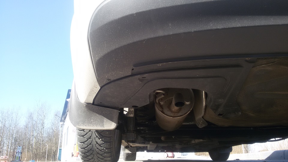 Установка левого пыльника заднего бампера — Skoda Rapid (1G), 1,2 л ...