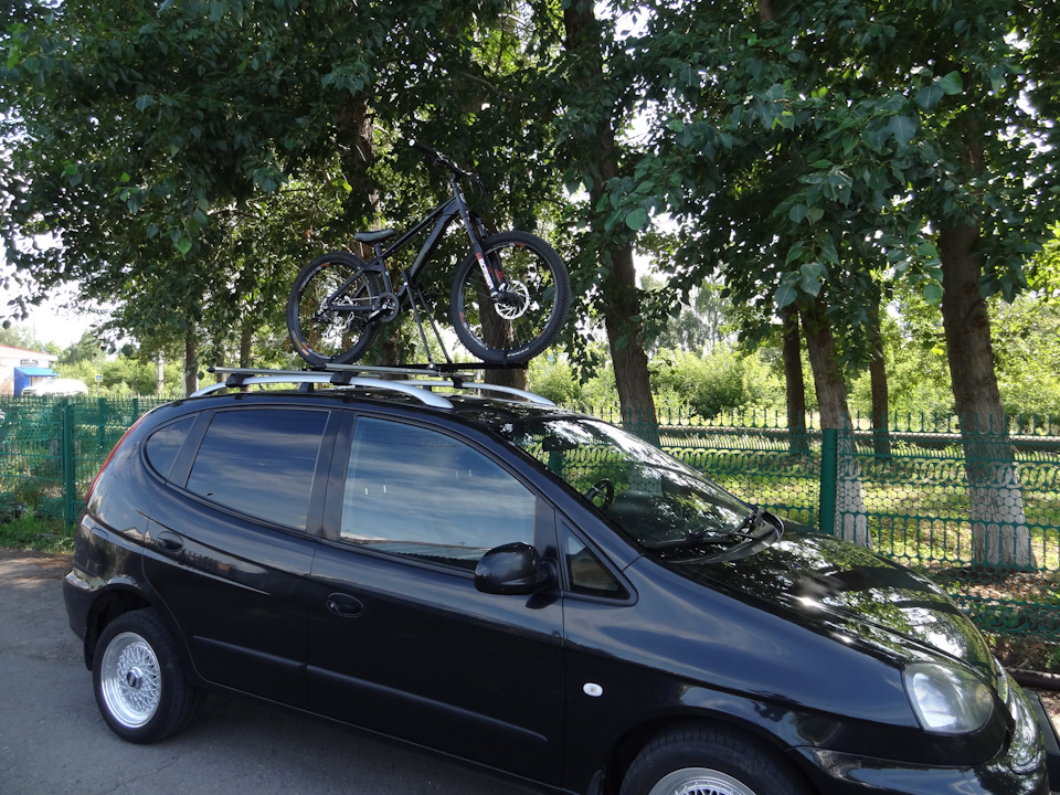 Крепление велосипеда на рейлинги. — Chevrolet Rezzo, 1,6 л, 2007 года ...