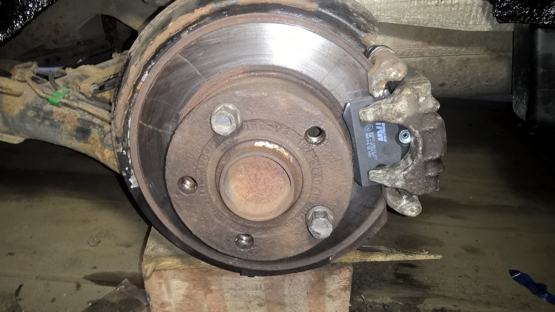 Замена задних амортизаторов+колодки — Volkswagen Passat B5, 1,8 л, 1999 ...