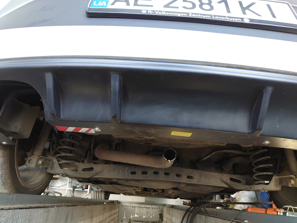 Ремонт трубки стеклоомывателя — Volkswagen Touran (1G), 2 л, 2010 года ...