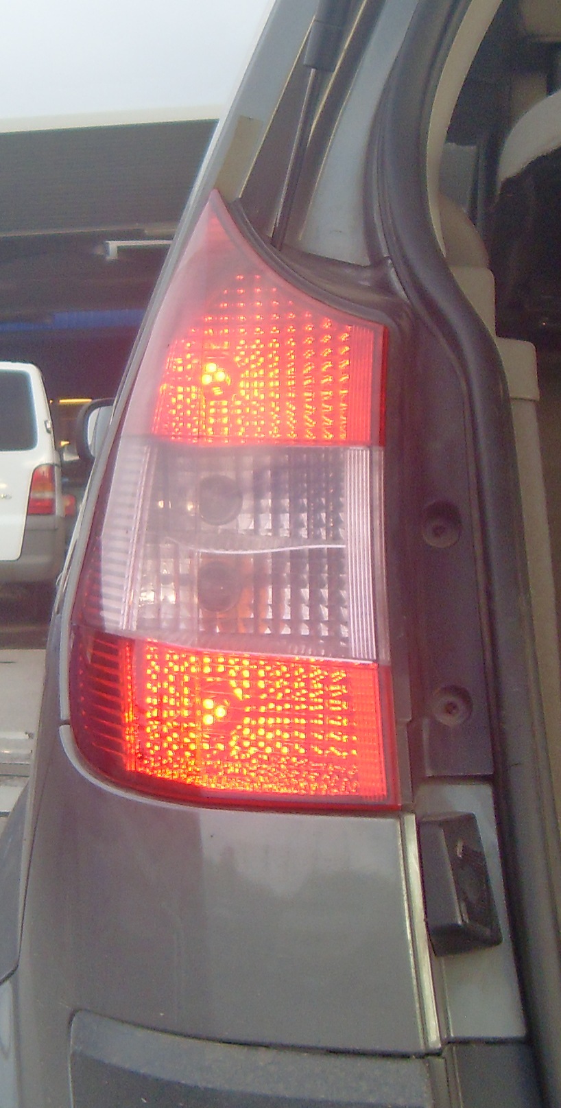 LED лампа в заднею противотуманку — Renault Scenic II, 1,5 л, 2004 года ...