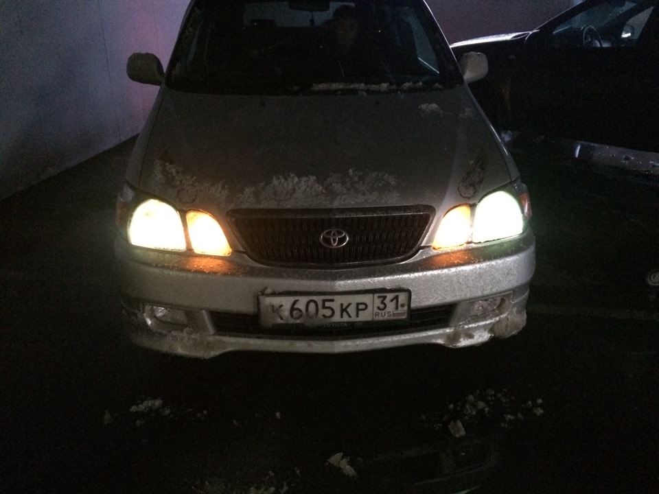 Габариты в фары дальнего света — Toyota Gaia, 2 л, 2002 года ...