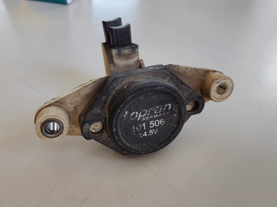 Замена реле-регулятора напряжения — Volkswagen Passat B3, 1,8 л, 1990 ...