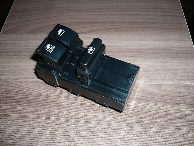 Подскажите номер крышки блока управления стеклоподъемника — Volkswagen ...