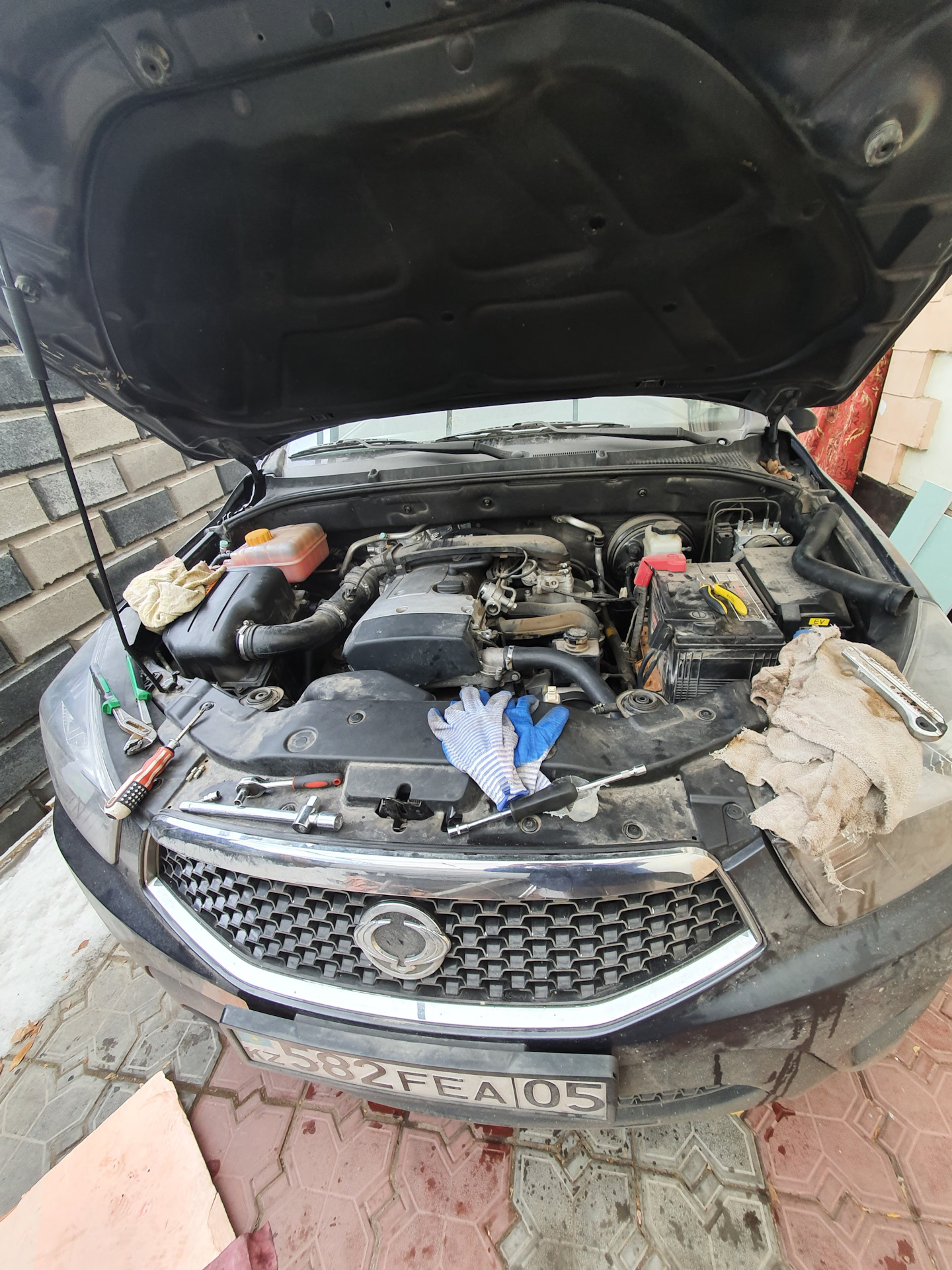 Замена патрубков охлаждения — SsangYong Nomad, 2,3 л., 2013 года ...