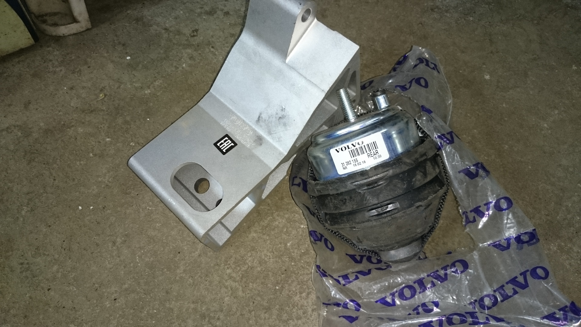 Замена гидроопор двигателя. — Volvo XC90 (1G), 2,4 л, 2009 года ...