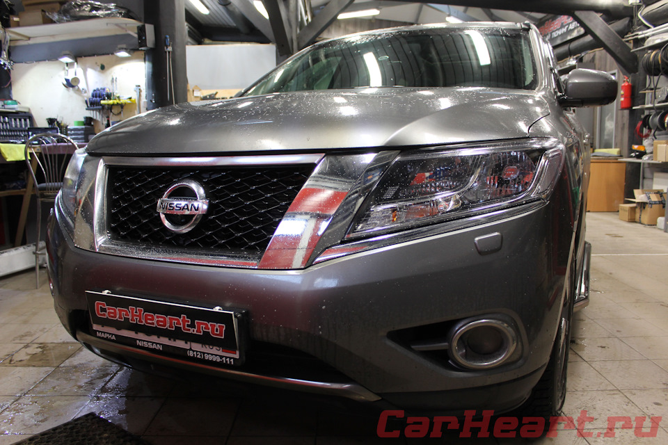 Nissan Pathfinder R52, биксеноновые модули Hella 3r, диодные габариты и ...