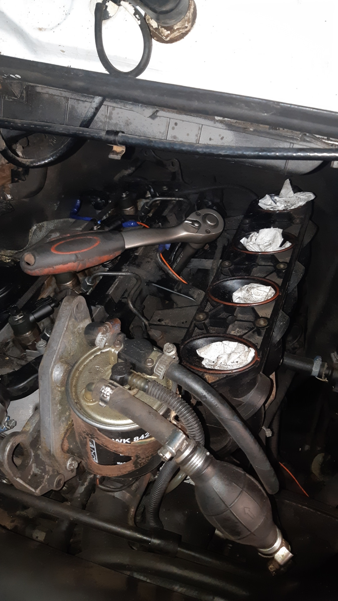 Замена свечей накаливания — Mercedes-Benz Sprinter (1G), 2,2 л, 2002 ...