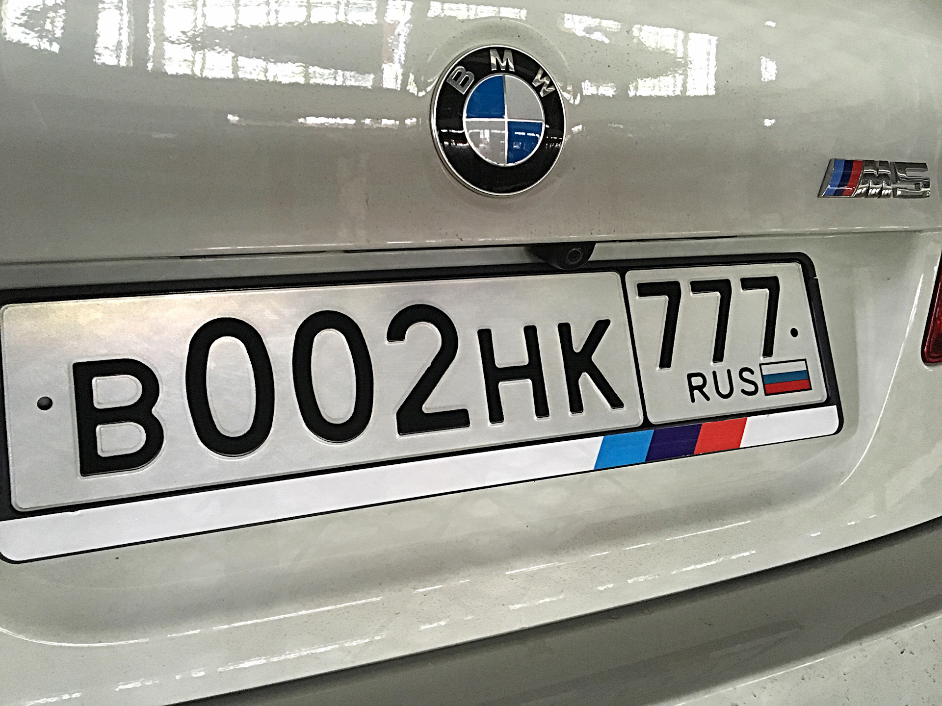 Рамки для номера с логотипом ///М-полоски — черная или белая? — BMW M5 ...