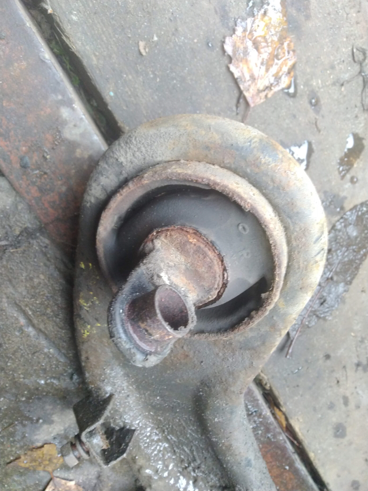 Сайлентблок заднего продольного рычага. Замена. — Hyundai i40, 2 л ...