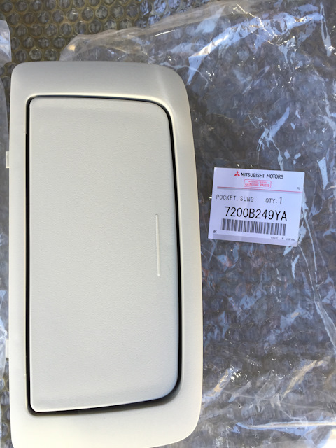 7200B249YA ОТСЕК ДЛЯ СОЛНЦЕЗАЩИТНЫХ ОЧКОВ Mitsubishi | Запчасти на DRIVE2