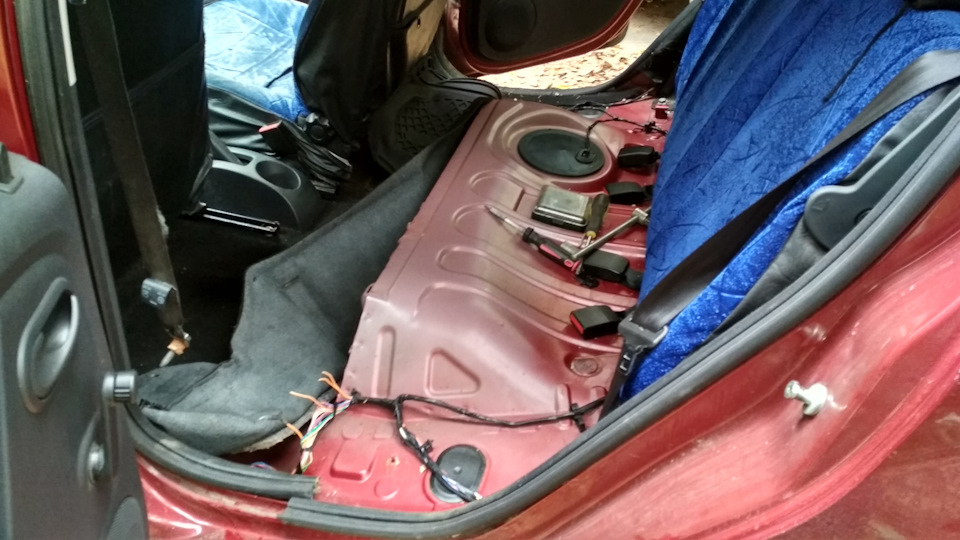 Ремонт стоп-сигнала. — Renault Sandero 1G, 1,4 л, 2013 года | своими ...