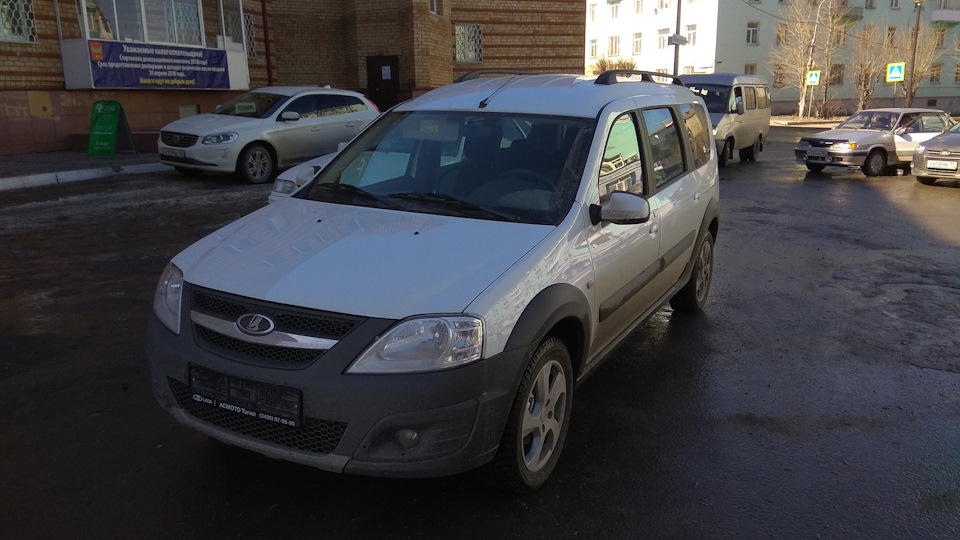 26. (20.09.2021) Замена лампочки габарита правой фары . — Lada Largus Cross, 1,6 л, 2018 года ...